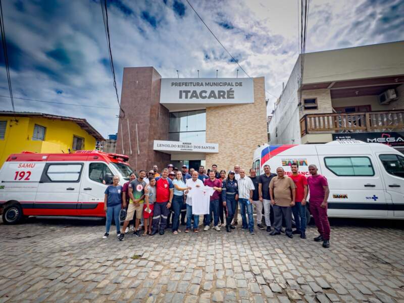 PREFEITO NEGO DE SARONGA ENTREGA NOVA AMBULÂNCIA E FARDAMENTO PARA O ...